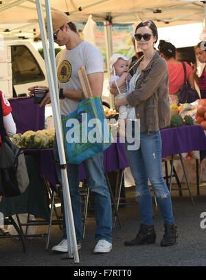 Summer Glau son mari, Val, et leur petite fille, Milena, rendez-vous sur le marché des fermiers ...