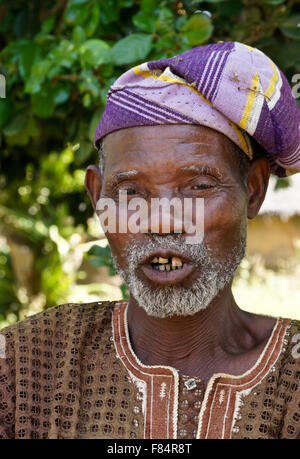 Portrait d'homme au Bénin en Afrique traditionnelle , robe , Abomey ...