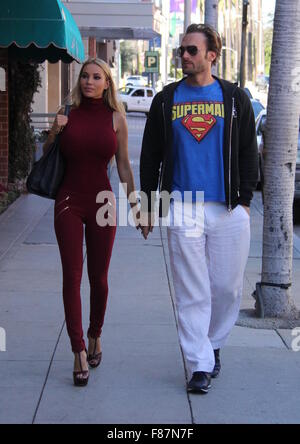 Bastian et Maria Yotta tenir la main tout en shopping à Beverly Hills ...