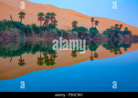 Umm al-Maa (lac Lacs Ubari), oasis dans le Idehan Ubari sand sea ...