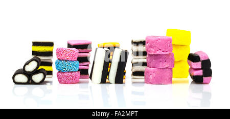 Bonbons réglisse anglais colorés isolé sur fond blanc Photo Stock - Alamy