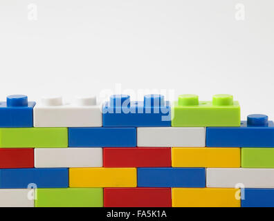 Mur de briques Lego sur fond blanc Photo Stock - Alamy