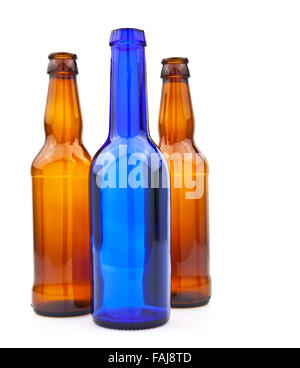 Bouteilles en verre vide sur blanc avec réflexion. Le verre clair et ...