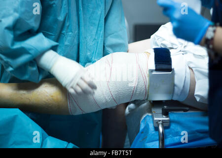 L'arthroscopie du genou chirurgie orthopédique de l'hôpital en salle d ...