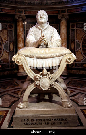 Statue du Pape Pie IX dans la prière en Basilique Papale di Santa Maria ...