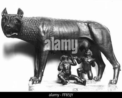 Loup Capitolin. NBronze /sculpture d'une louve allaitant deux enfants ...