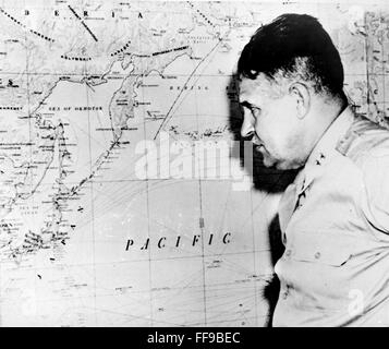 Le général Leslie Groves (1896-1970), marchant sur le site de la ...