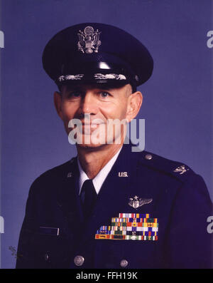 James Ruffer a commencé sa carrière militaire dans le corps des Marines ...