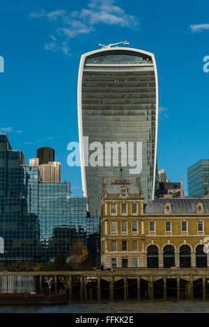Skyline derrière Lower Thames Street, le long de la rivière Thames ...