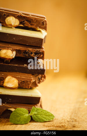 Libre pile de différentes sortes de morceaux de chocolat et les ...