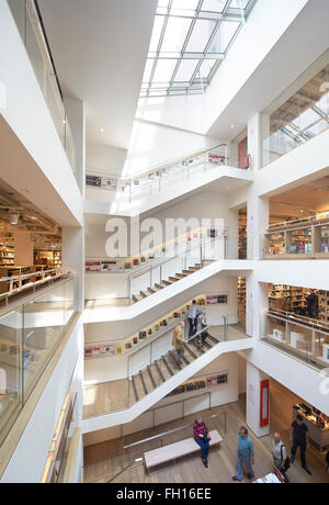 Une vue globale de l'atrium central avec escalier. Foyles, Londres ...