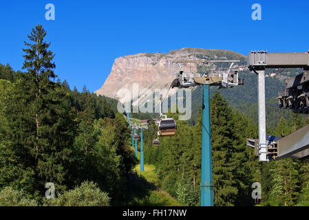 Secada Seilbahn dans den Dolomiten - teleférico de la montagne Seceda ...