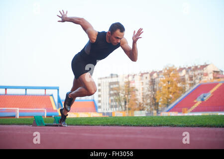 Conception de pixelated sprinter femme laissant blocs de départ sur la ...