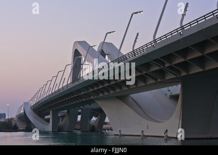 Le pont Sheikh Zayed à Abu Dhabi. Ses formes évoquent des arches de ...