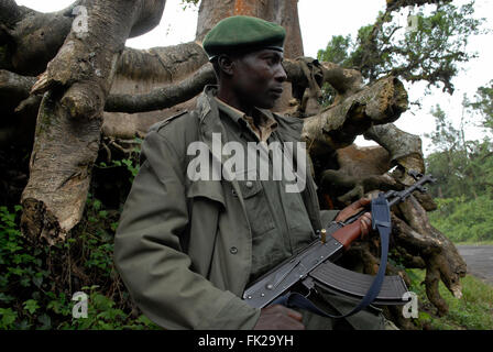 Un soldat du gouvernement congolais des FARDC garde avec un fusil ...