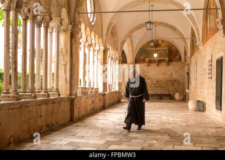 Un moine dans le cloître du Monastère Franciscain à Dubrovnik, Croatie ...