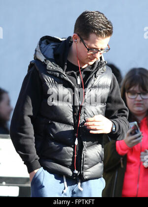 Le cast de 'Eastenders' sont visibles à l'extérieur des studios d ...