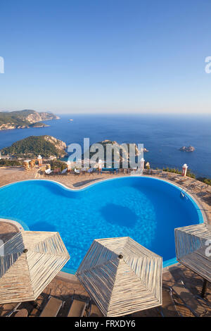 Vue de la piscine du Golden Fox Hotel sur la baie de Paleokastritsa ...