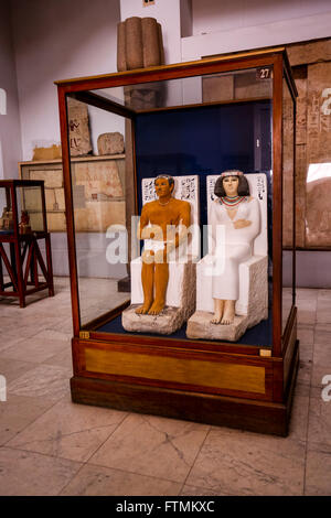 Calcaire peint les statues de Rahotep et de son épouse Nofret au Musée ...