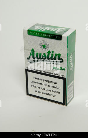 Paquet de cigarettes Austin bleu sur fond blanc Photo Stock - Alamy