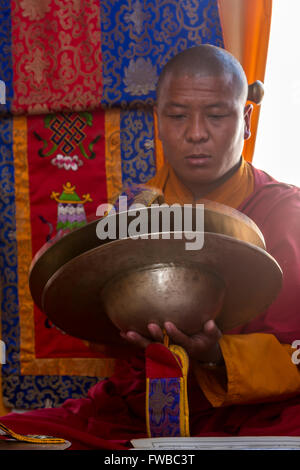 Bodhnath, au Népal. Le moine bouddhiste musiciens jouant la Chalemie ...