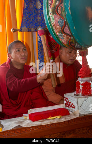 Bodhnath, au Népal. Le moine bouddhiste musiciens jouant la Chalemie ...