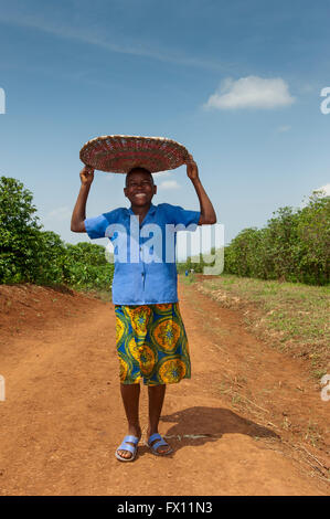 Smiling femme rwandaise avec panier sur sa tête Photo Stock - Alamy
