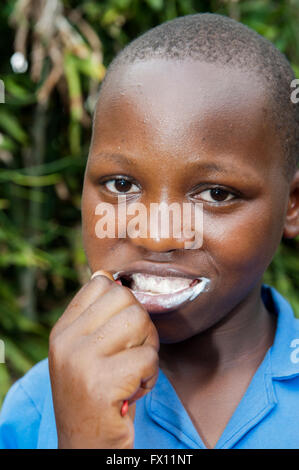 Enfant rwandais se brosser les dents après un repas Photo Stock - Alamy