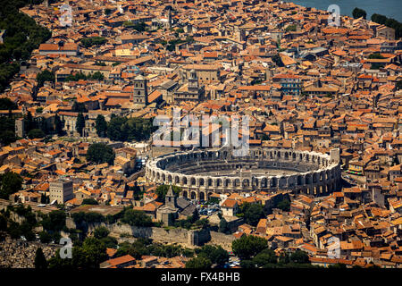 Vue aérienne, ville historique d'Arles sur le Rhône, le centre-ville de ...