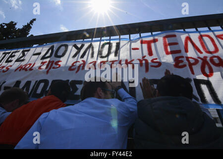 Athènes, Grèce. Apr 21, 2016. Les protestataires tambouriner à la porte ...