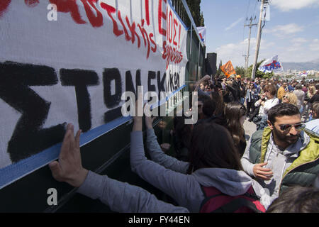 Athènes, Grèce. Apr 21, 2016. Les protestataires tambouriner à la porte ...