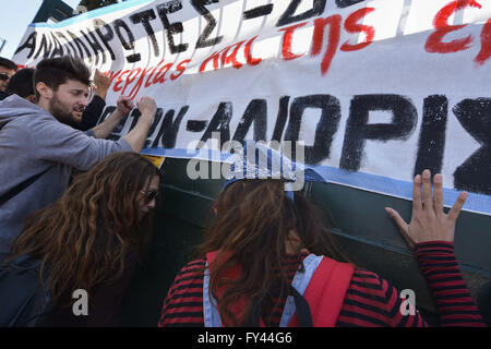 Athènes, Grèce. Apr 21, 2016. Les protestataires tambouriner à la porte ...