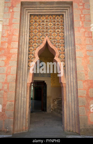 Arc de style arabe mauresque dans la forteresse du château de Rocchetta ...