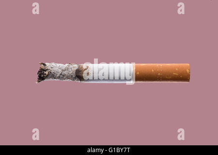 La combustion de la cigarette fumée sur fond rose, concept de la ...