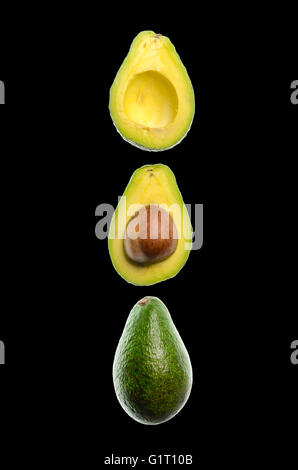 Avocat pelé sur fond noir. Avocat vert entier sur la vue du dessus de ...