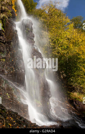 Cascade dans un paysage d'automne dans la région de Trusetal, Trusetal ...