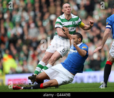 Scott Brown du Celtic est abordé par les Rangers' Greg Docherty au ...