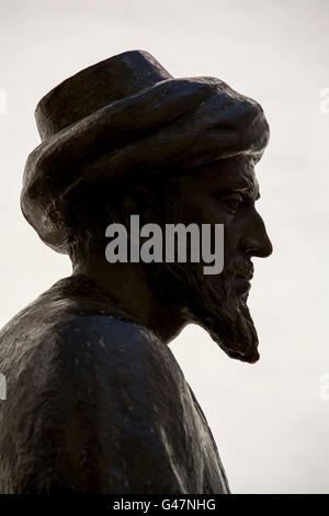 Statue en bronze de la philosophe juif Moïse Maïmonide, dans le ...