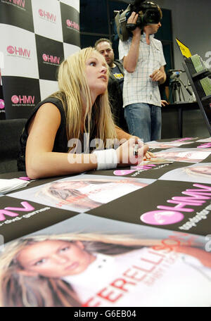 L'ancienne actrice Brookside Jennifer Ellison au magasin HMV de Church ...