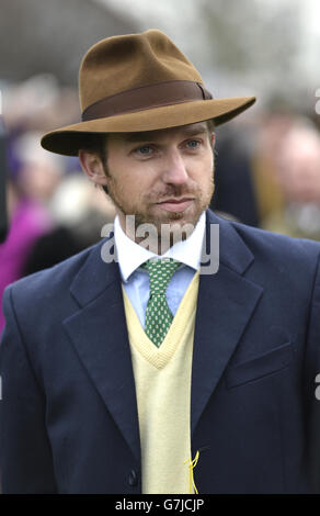 Sculpteur de la statue de Kauto Star Charlie Langton (centre) fait Son ...