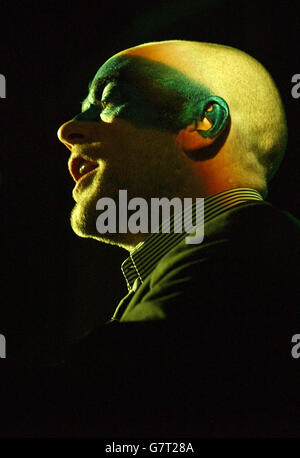 REM concert - Carling Apollo - Hammersmith. Michael Stipe du groupe ...