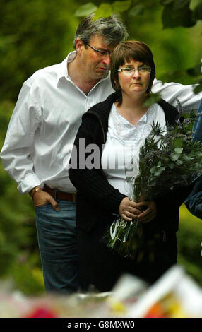 Russell Blackhall, Michelle et leur fils Conal visitent l'entrée de ...