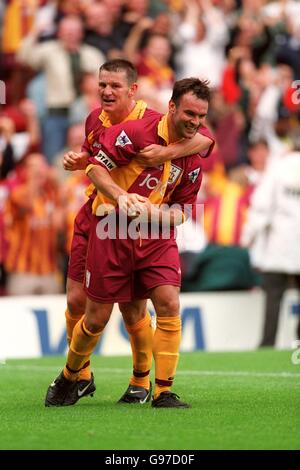 Peter Beagrie de Bradford City célèbre après avoir obtenu le score de ...