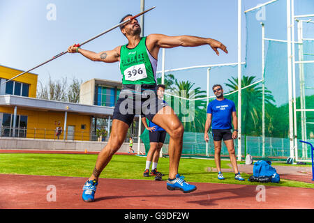 Les jeunes sportifs de lancer du javelot sur une piste d'athlétisme ...
