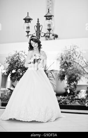 Portrait de rousse charmante épouse modèle avec bouquet de mariage à ...