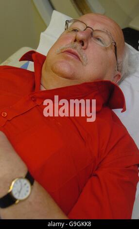 Le médecin consultant et directeur médical, le Dr Paul Jenkins, a ...