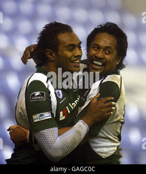 Sailosi Tagicakibau (à gauche) célèbre la victoire avec Seilala Mapusua ...