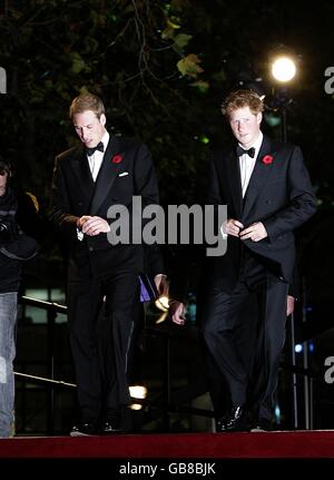 Les Princes Harry (à gauche) et William arrivent pour les funérailles ...