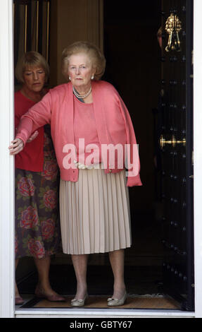 La baronne Thatcher devant sa maison à Londres après avoir quitté l ...