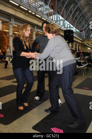 Georgie Thompson, la petite amie de Declan Donnelly (à gauche), apprend ...